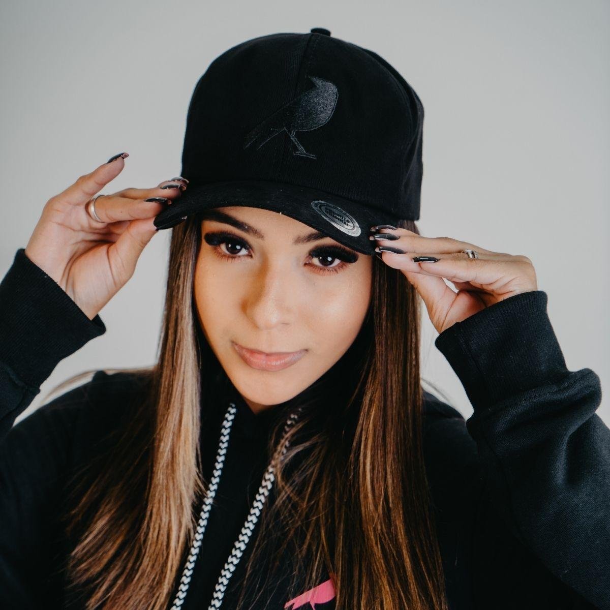 Boné Feminino Aba Curva Premium Bordado tom sobre tom - Preto | Netshoes