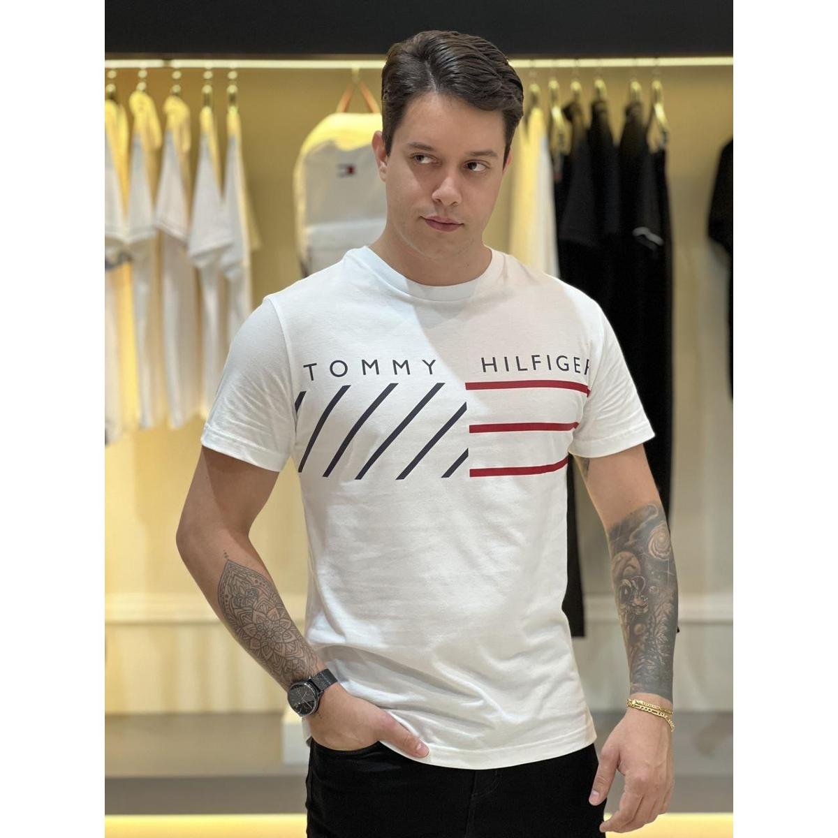 Camiseta Tommy Hilfiger Lettering Assinatura Listras Diagonal e ...