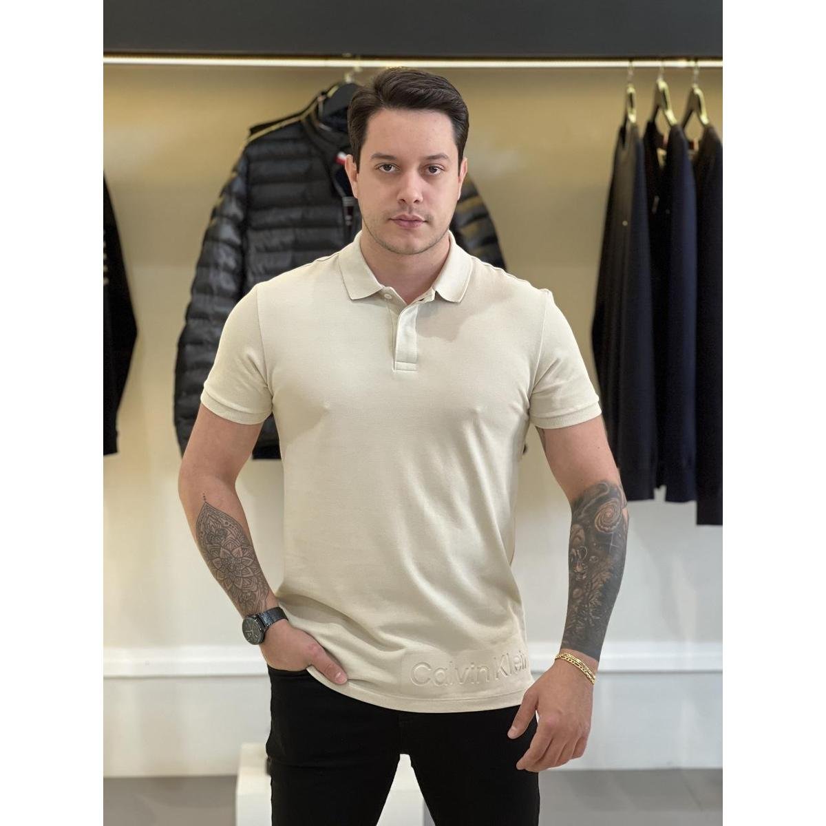 Polo Calvin Klein Slim Fit Lettering Assinatura Baixo Relevo na Barra ...